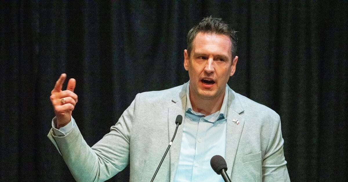 FARK.com: (14087400) Giant Douche beats Turd Sandwich in Iowa